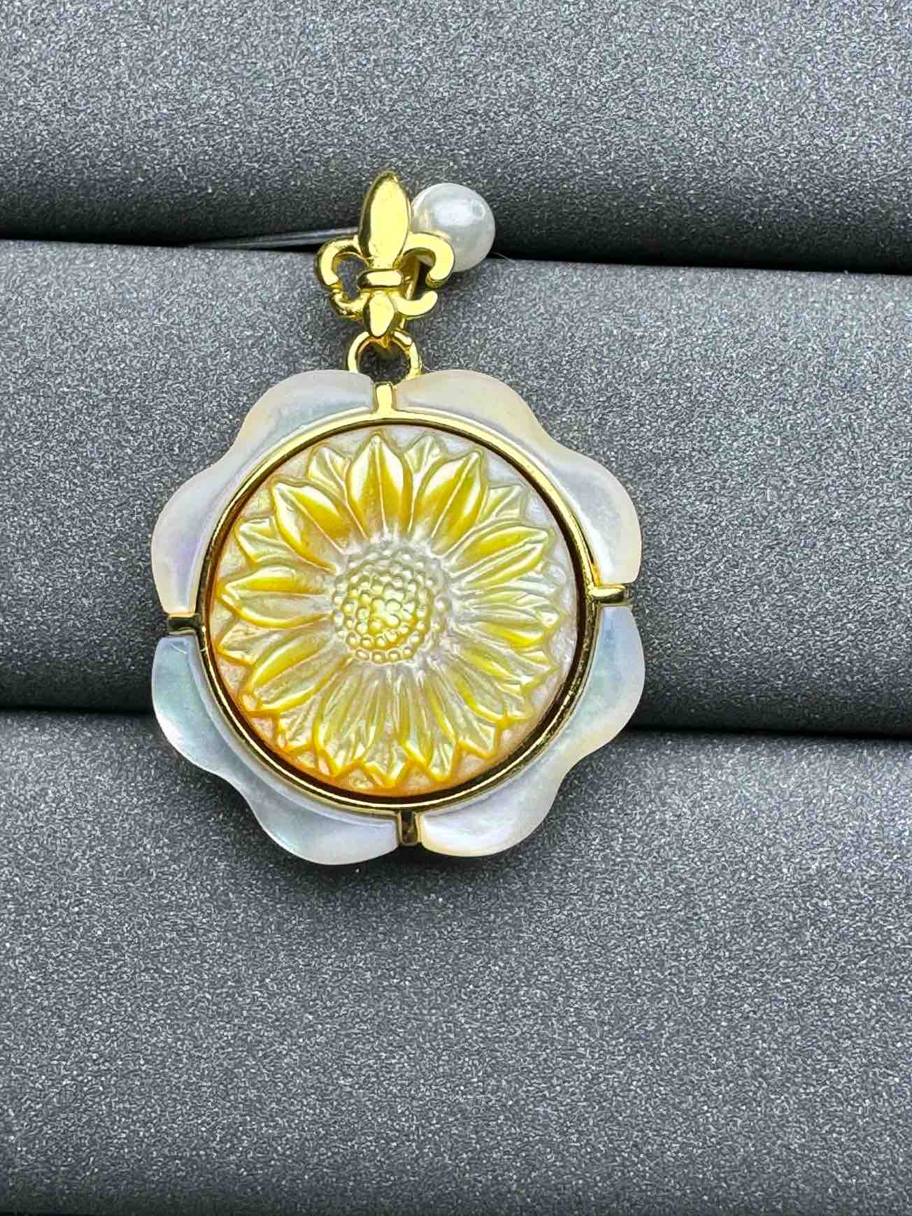 5118 Golden Conch Pendant – Wave Crystal Jewelry